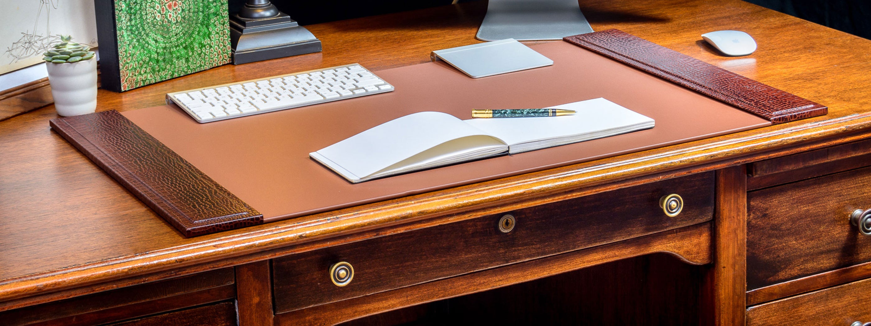 Dacasso | Manufacturer of Fine Leather Desk & Boardroom Accessories